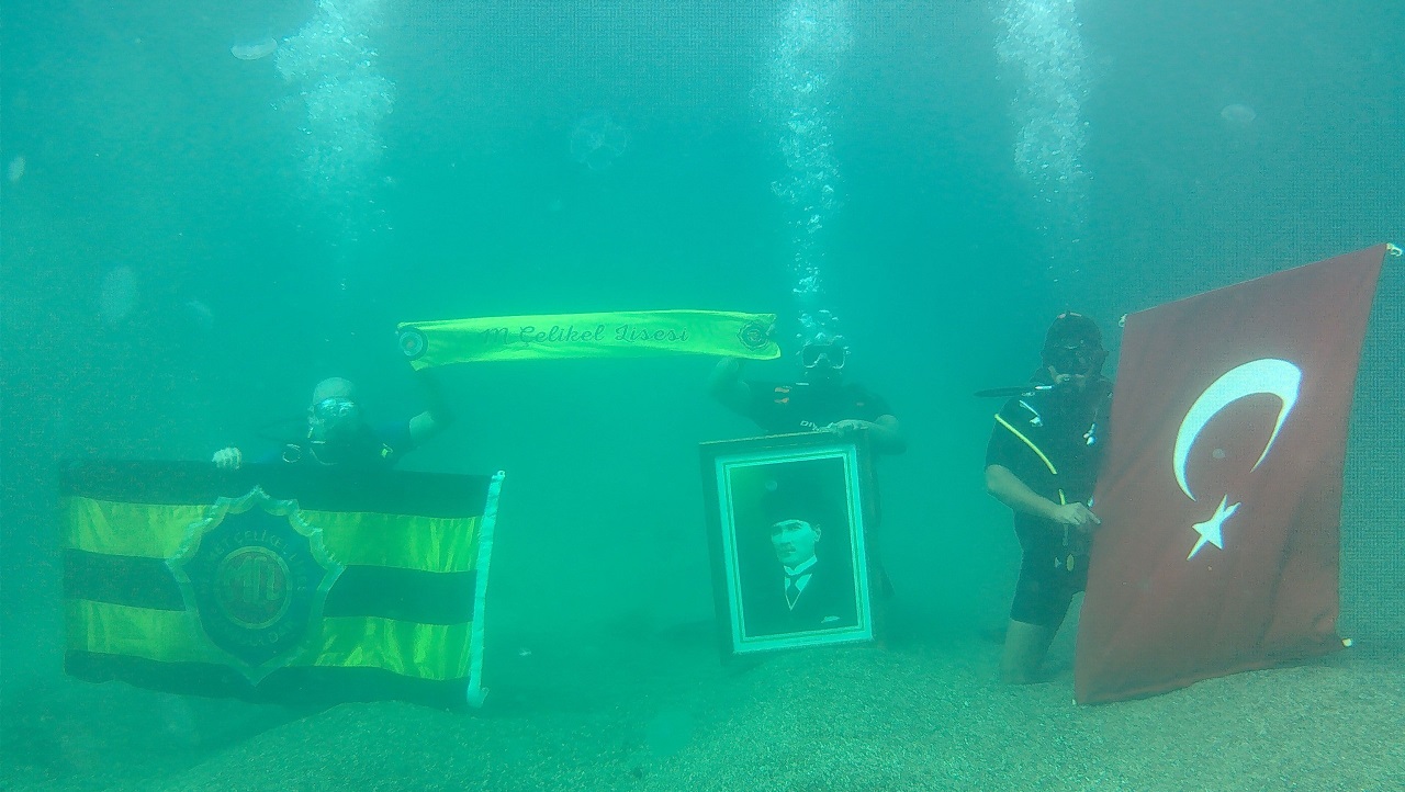 Cumhuriyet'in 100. yılında deniz altında bayrak açtılar - 7deniz Haber