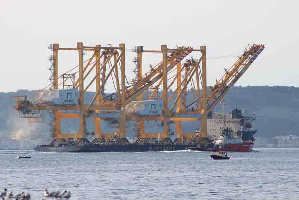 Liman vinci taşıyan gemis Marmara Deniziʹne açıldı - 7deniz Haber Liman vinci taşıyan gemis Marmara Deniziʹne açıldı - 7deniz Haber